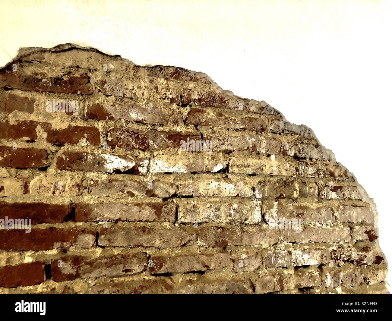 Crumbling stucco hi-res stock photography and images - Alamy