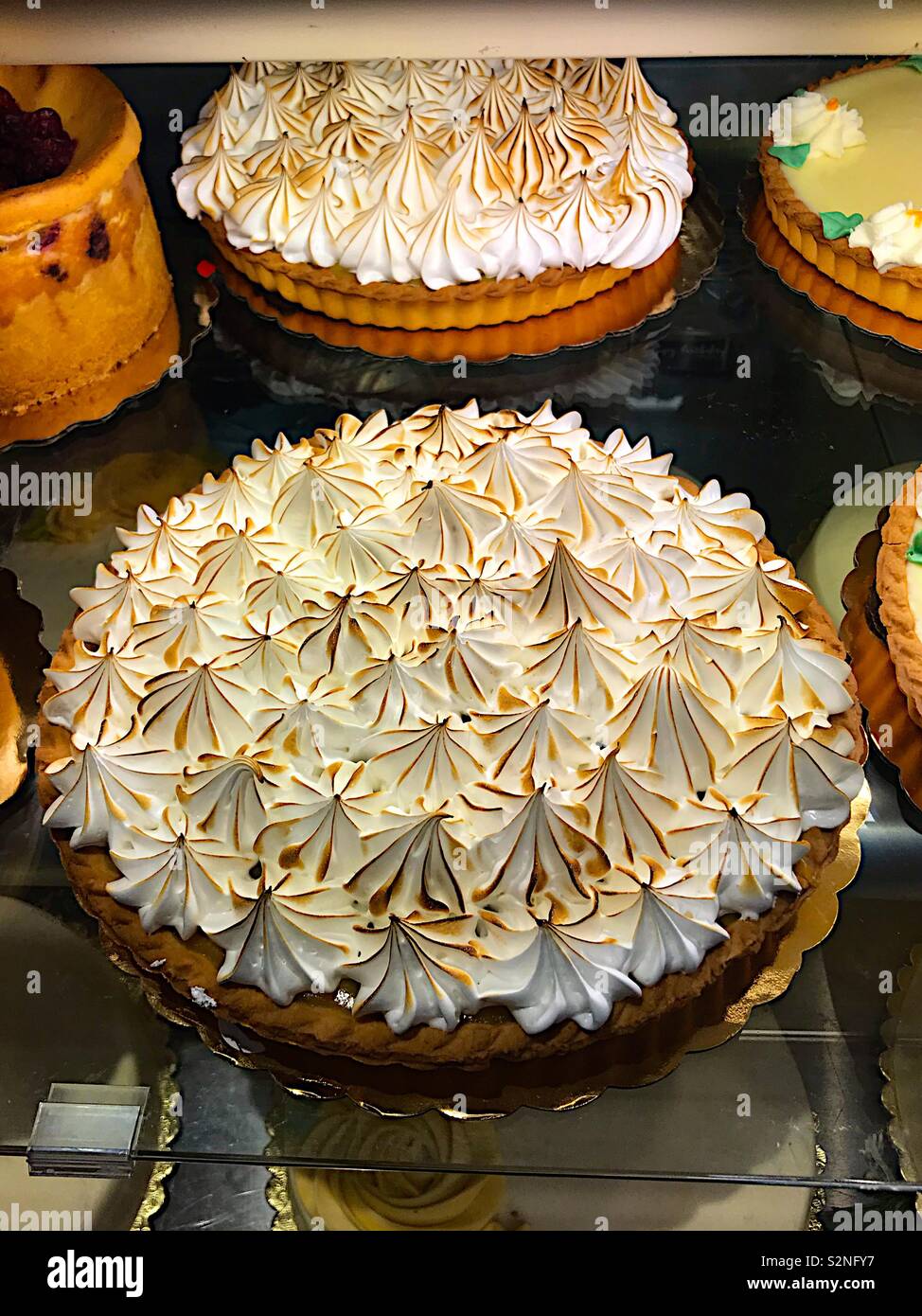 Bakery case hi-res stock photography and images - Alamy