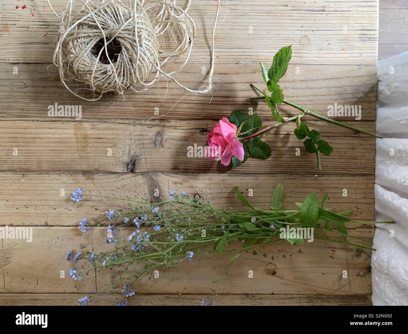 String of flowers hi-res stock photography and images - Alamy