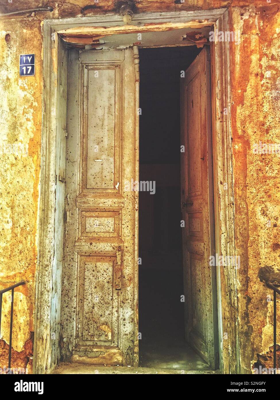 Old derelict door Stock Photo - Alamy