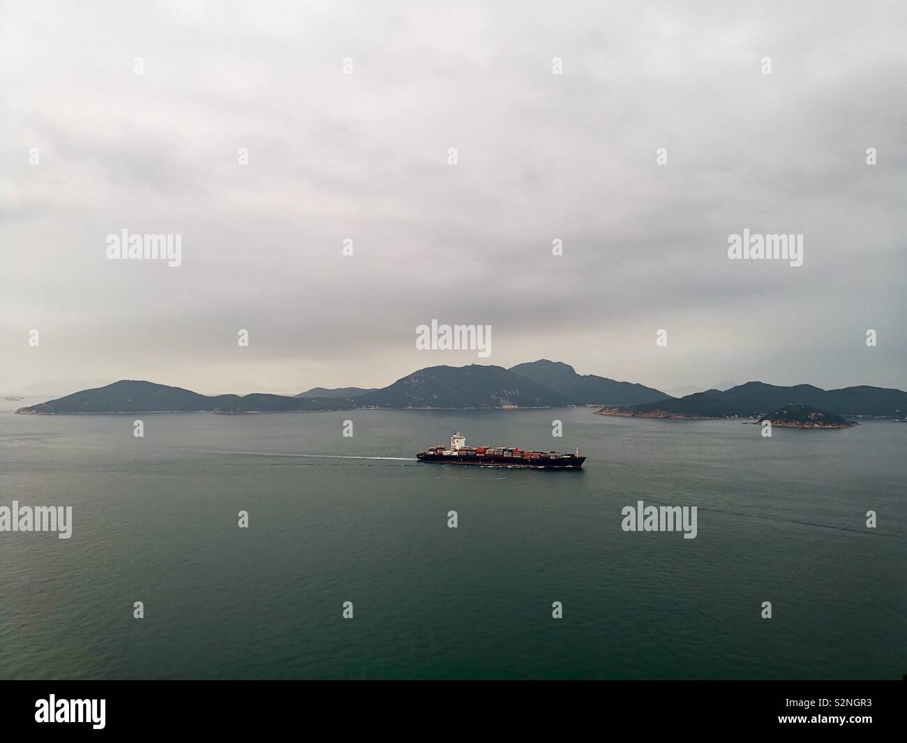 Ship going through hi-res stock photography and images - Alamy