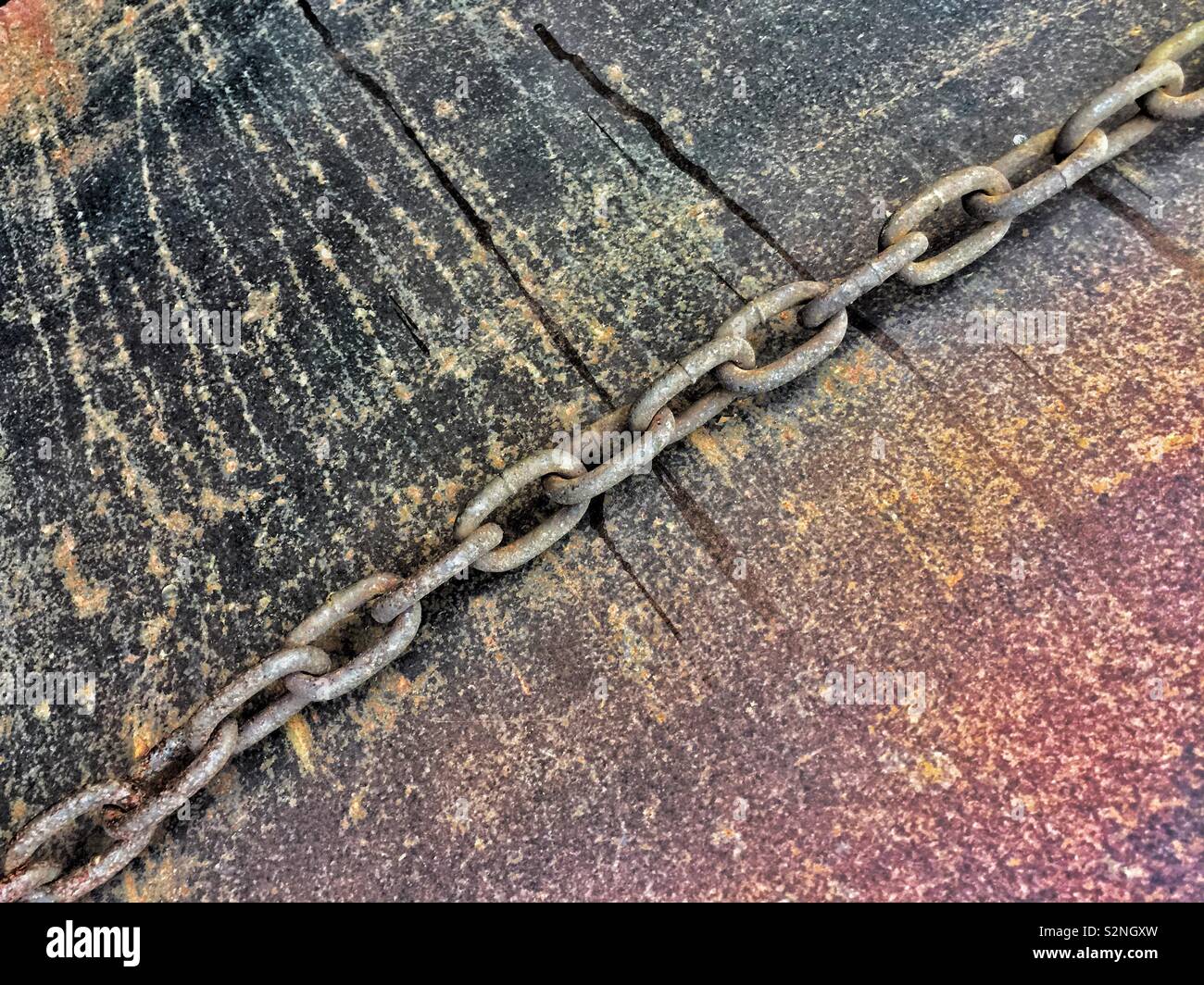 Old chains hi-res stock photography and images - Alamy