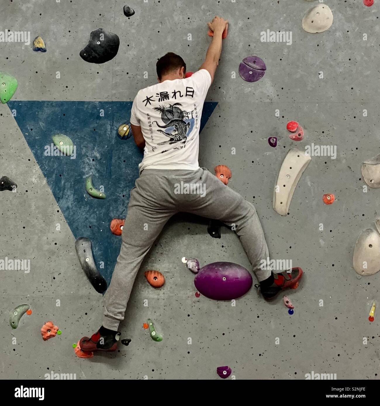 Scaling the wall hi-res stock photography and images - Alamy