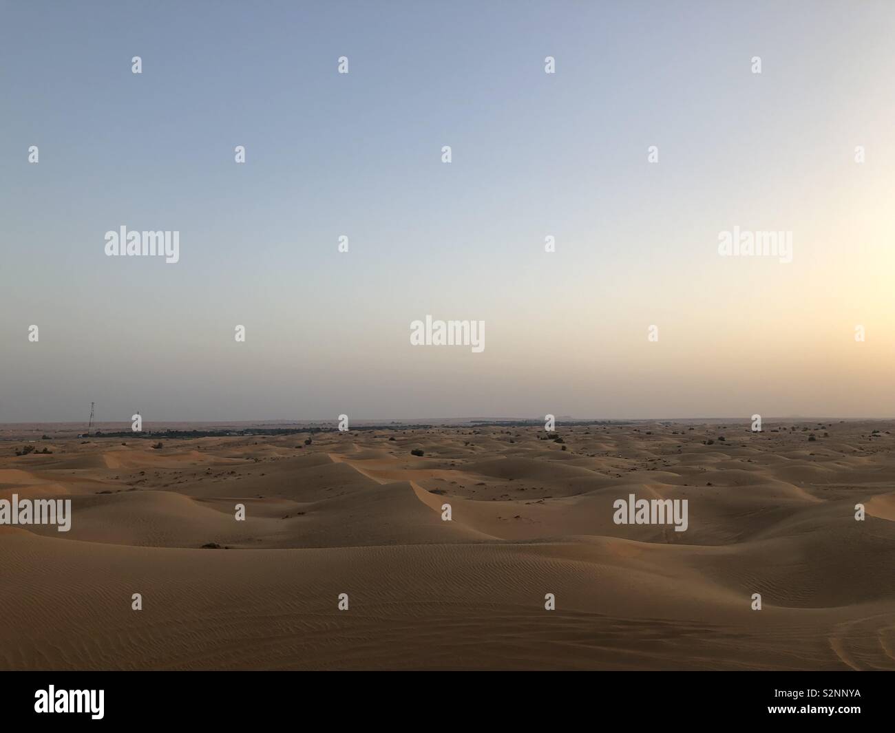Sand dunes dubai hi-res stock photography and images - Alamy