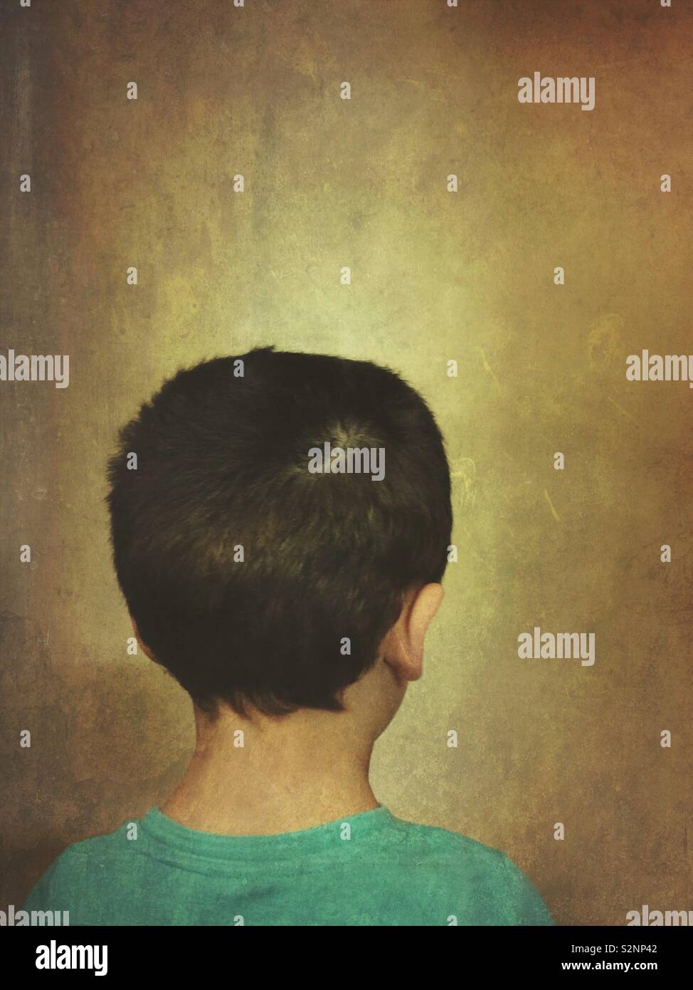 Child back view anonymous hi-res stock photography and images - Alamy