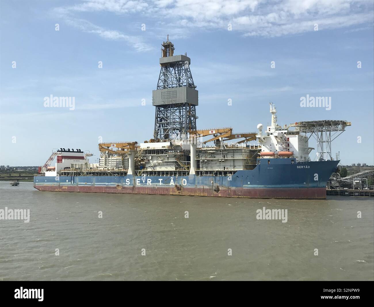 Offshore drill ship hi-res stock photography and images - Alamy