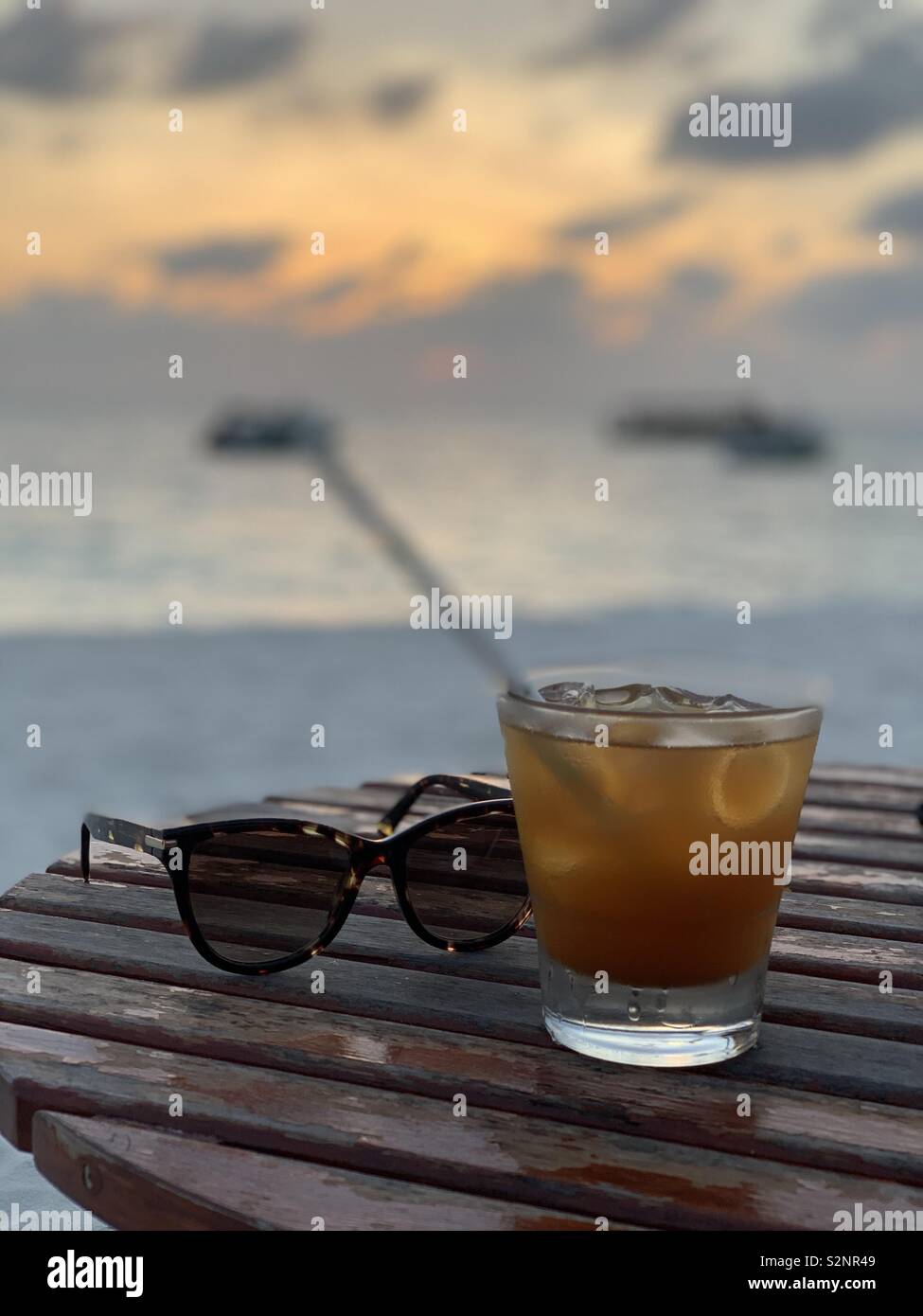 Cocktail sunset hi-res stock photography and images - Alamy