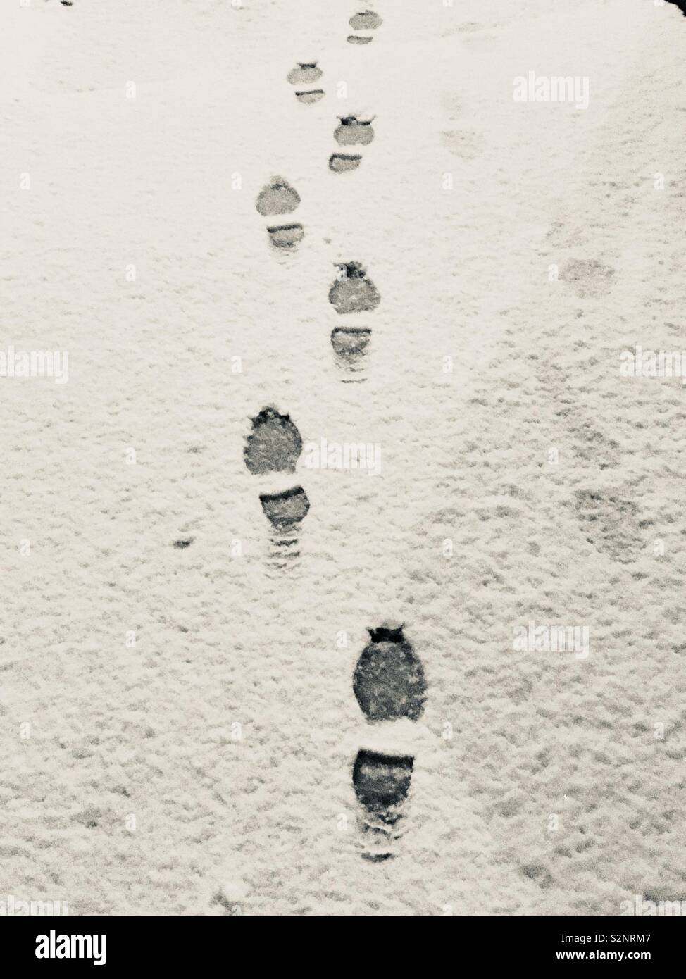 Footsteps snow hi-res stock photography and images - Alamy