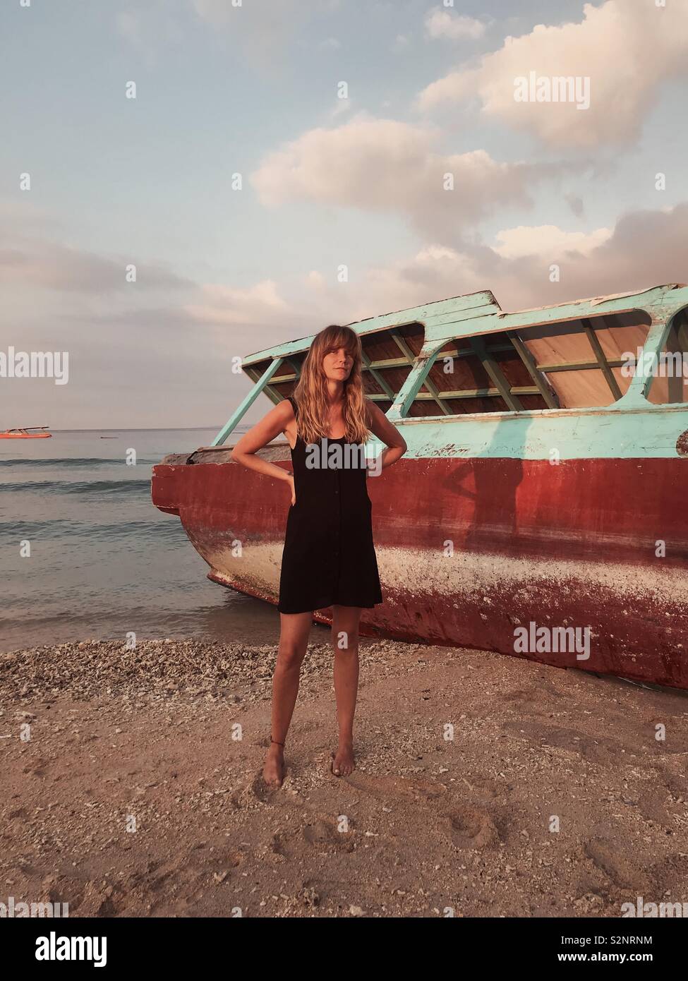 Fashion beach hi-res stock photography and images - Alamy