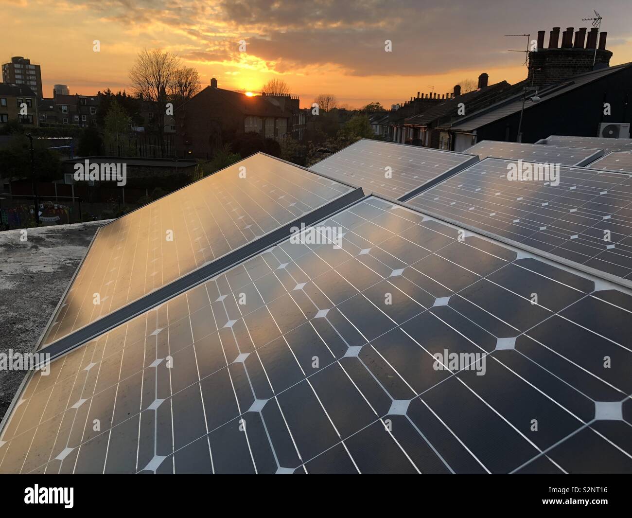 Solar panels london hi-res stock photography and images - Alamy