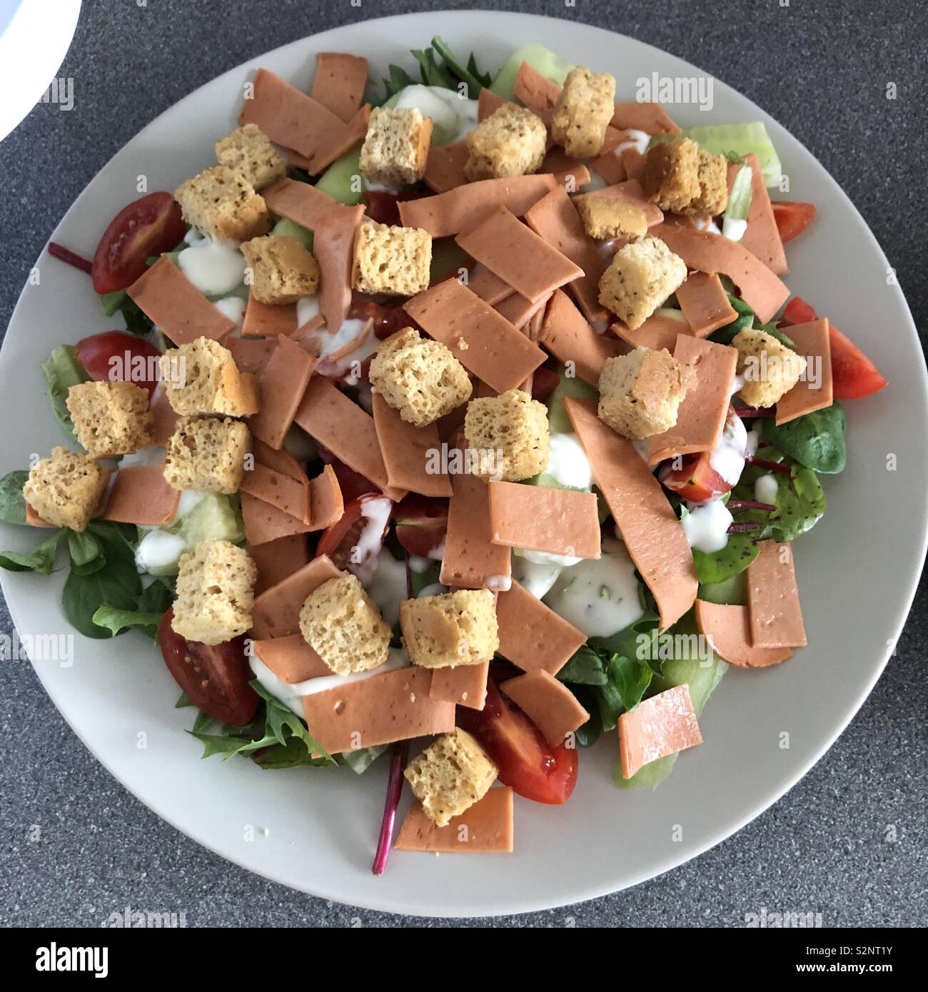 Mixed salad with crotons and vegetarian bacon Stock Photo - Alamy