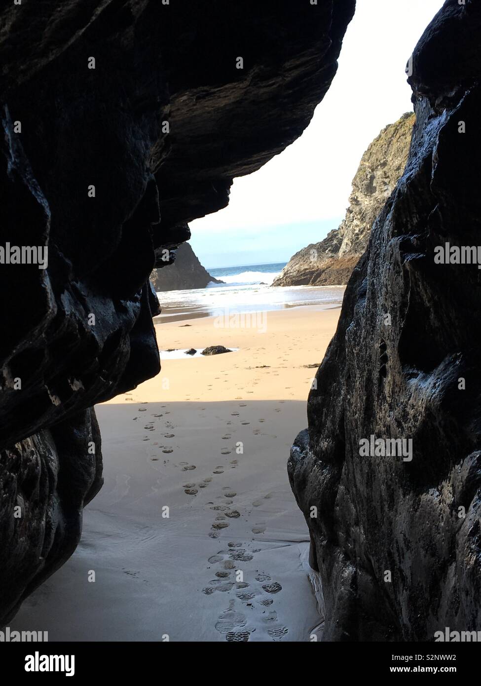 Beach and cave hi-res stock photography and images - Alamy