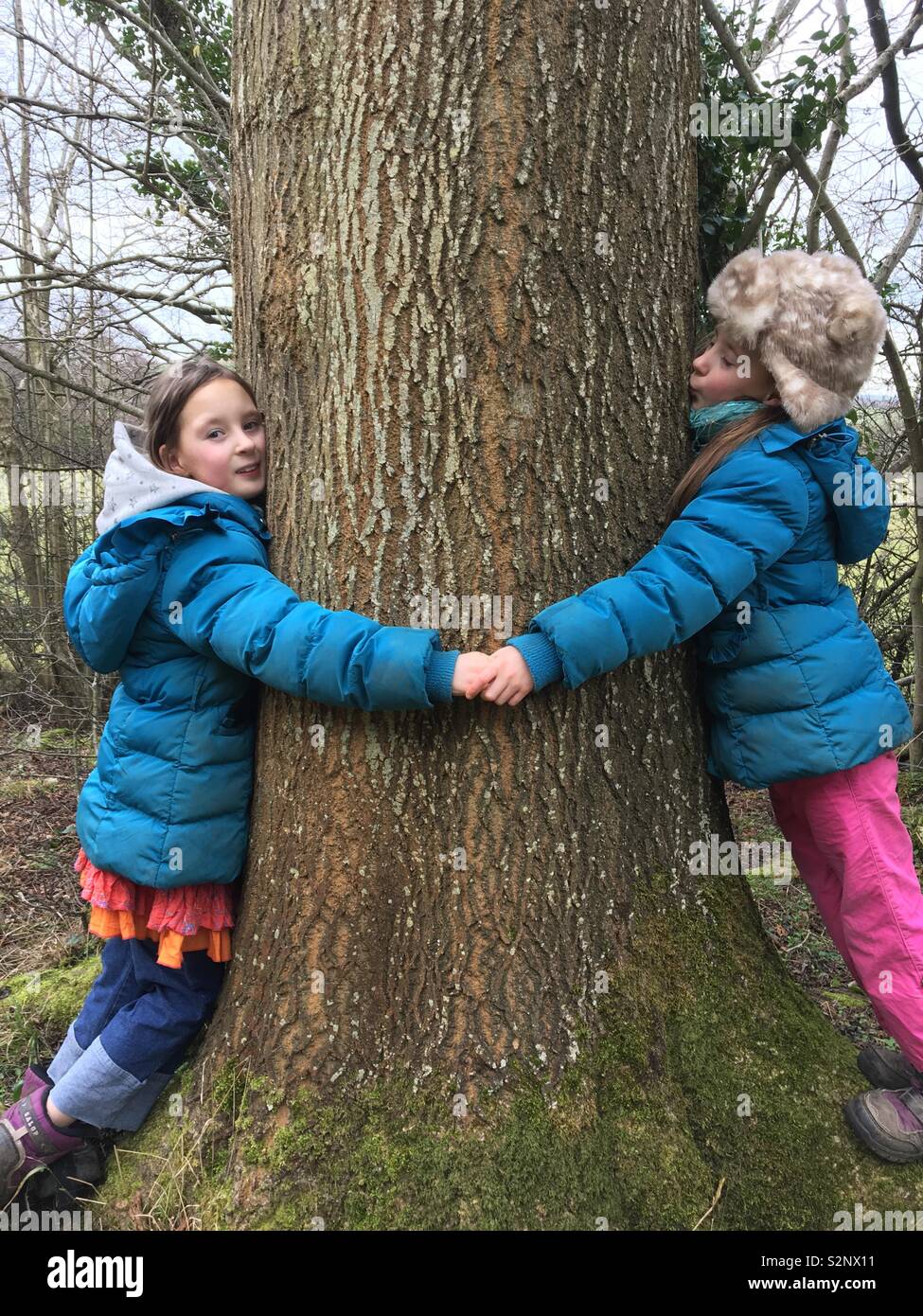 Tree girls sisters hi-res stock photography and images - Alamy