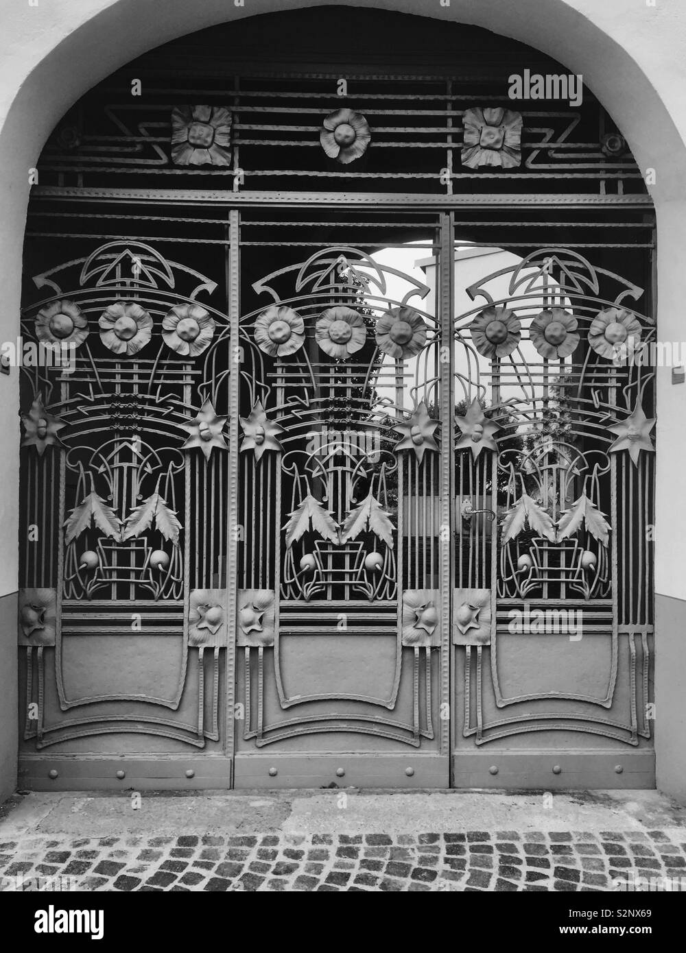 Vintage metal gate hi-res stock photography and images - Alamy