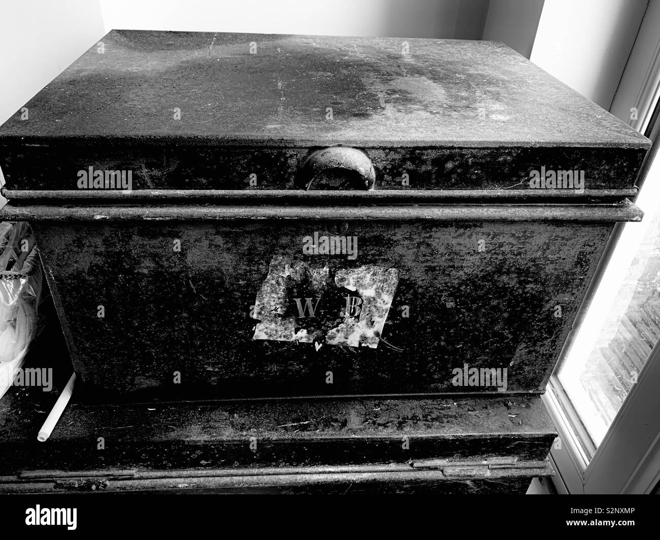 Metal chest hi-res stock photography and images - Alamy