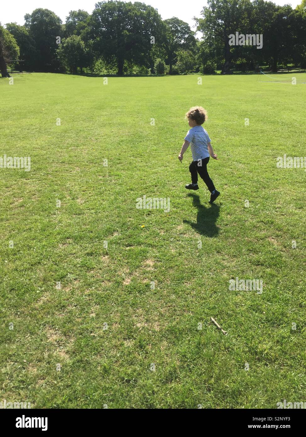 Boy running on grass hi-res stock photography and images - Alamy