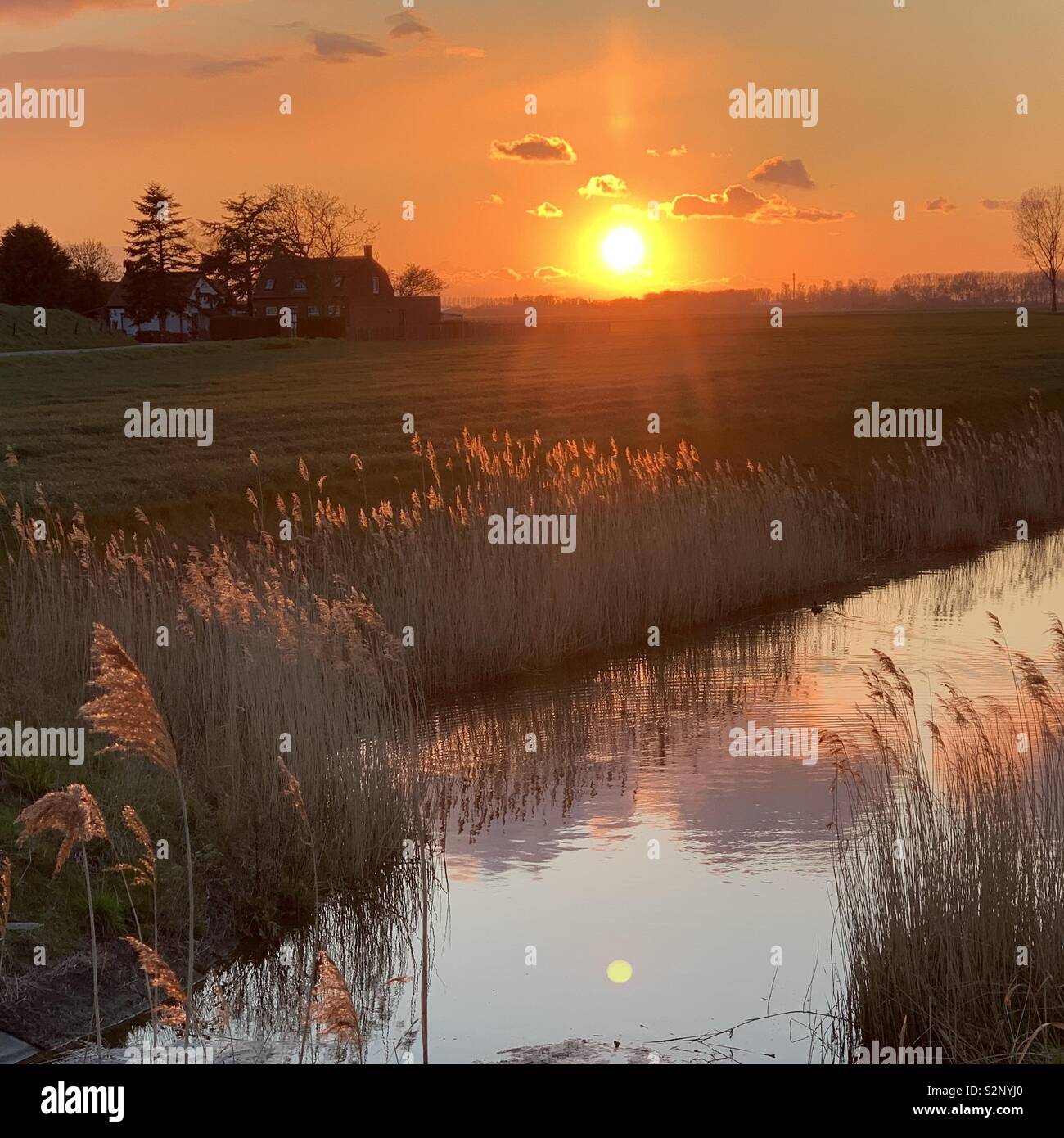 Small river setting hi-res stock photography and images - Alamy