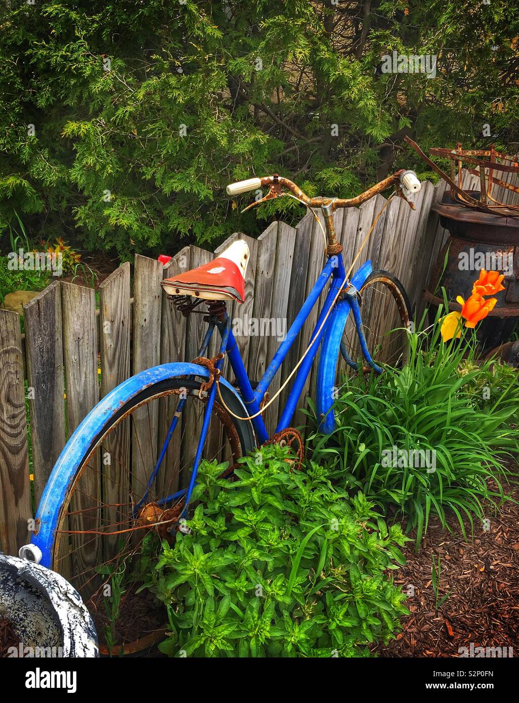 Bike against fence hi-res stock photography and images - Alamy