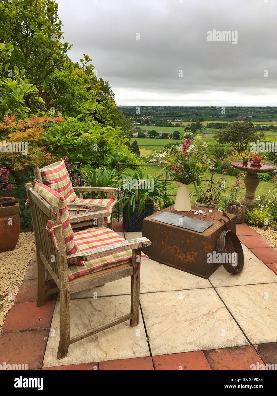 Garden seating area hi-res stock photography and images - Alamy