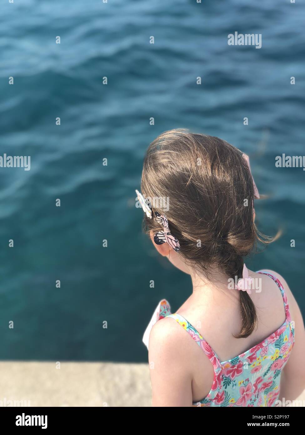 Girl at ocean hi-res stock photography and images - Alamy