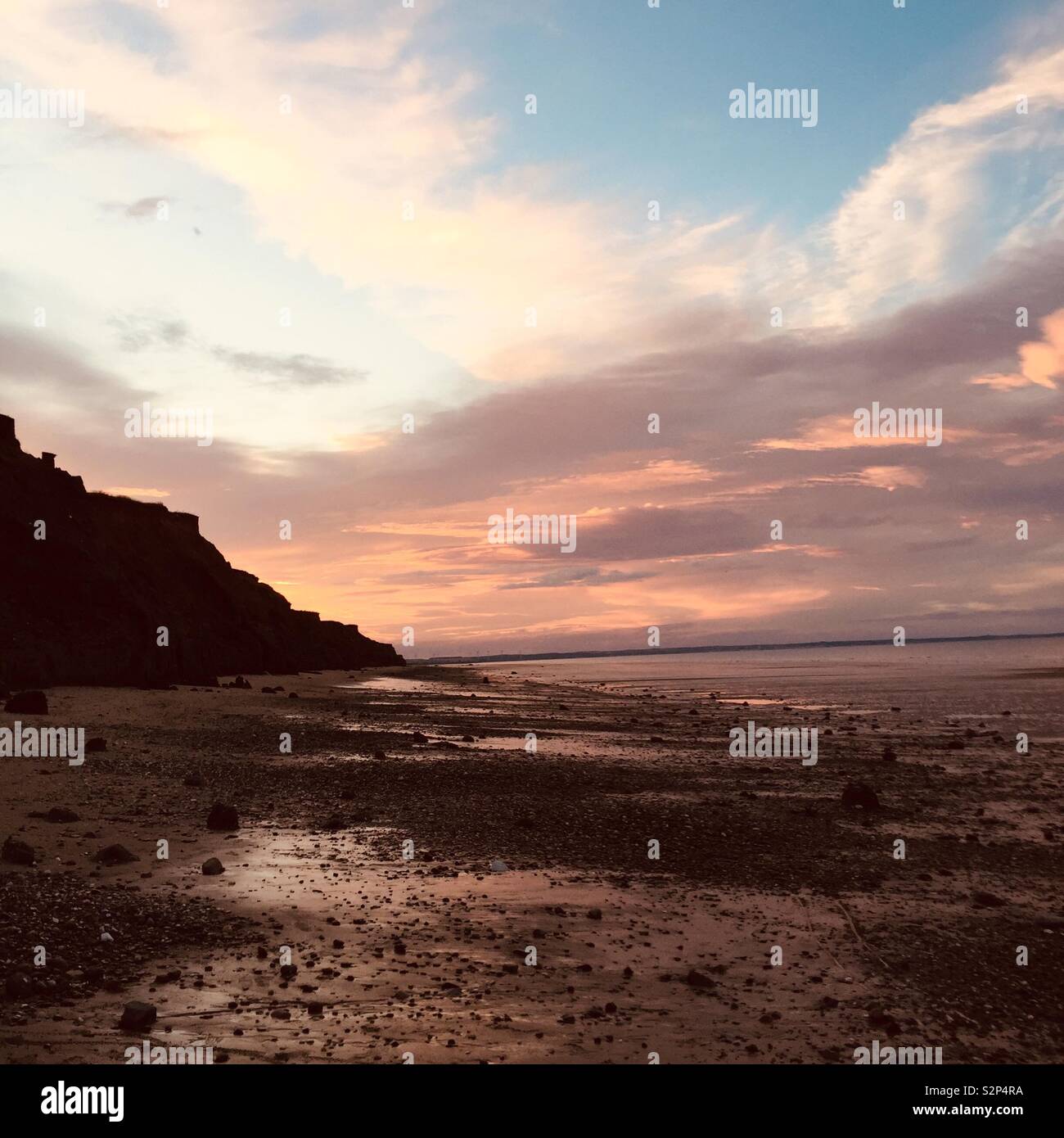 Cliff beach hi-res stock photography and images - Alamy