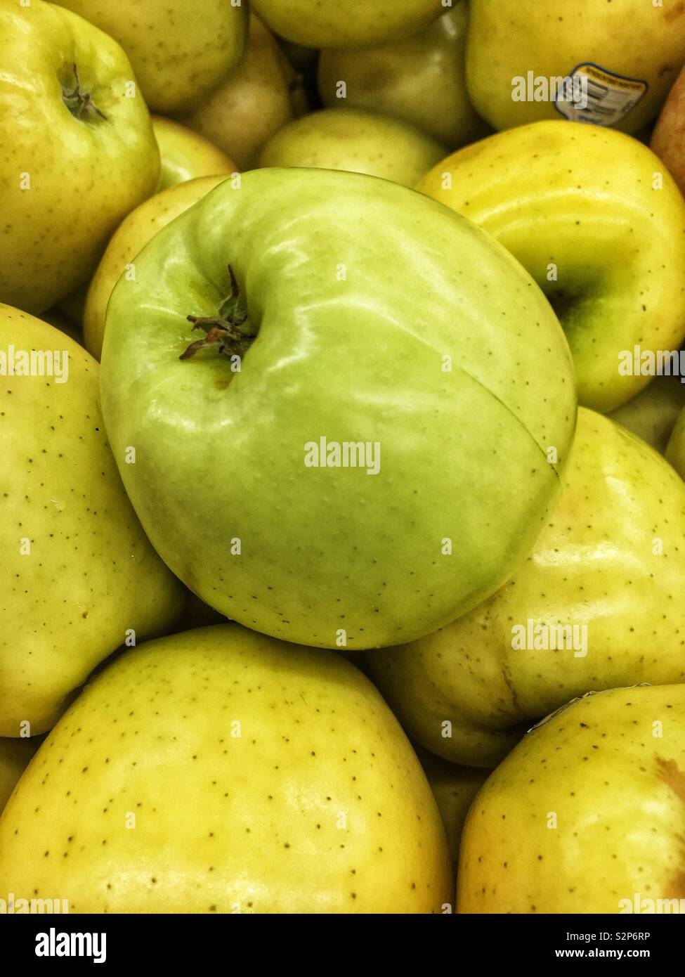 Golden delicious apples hi-res stock photography and images - Alamy
