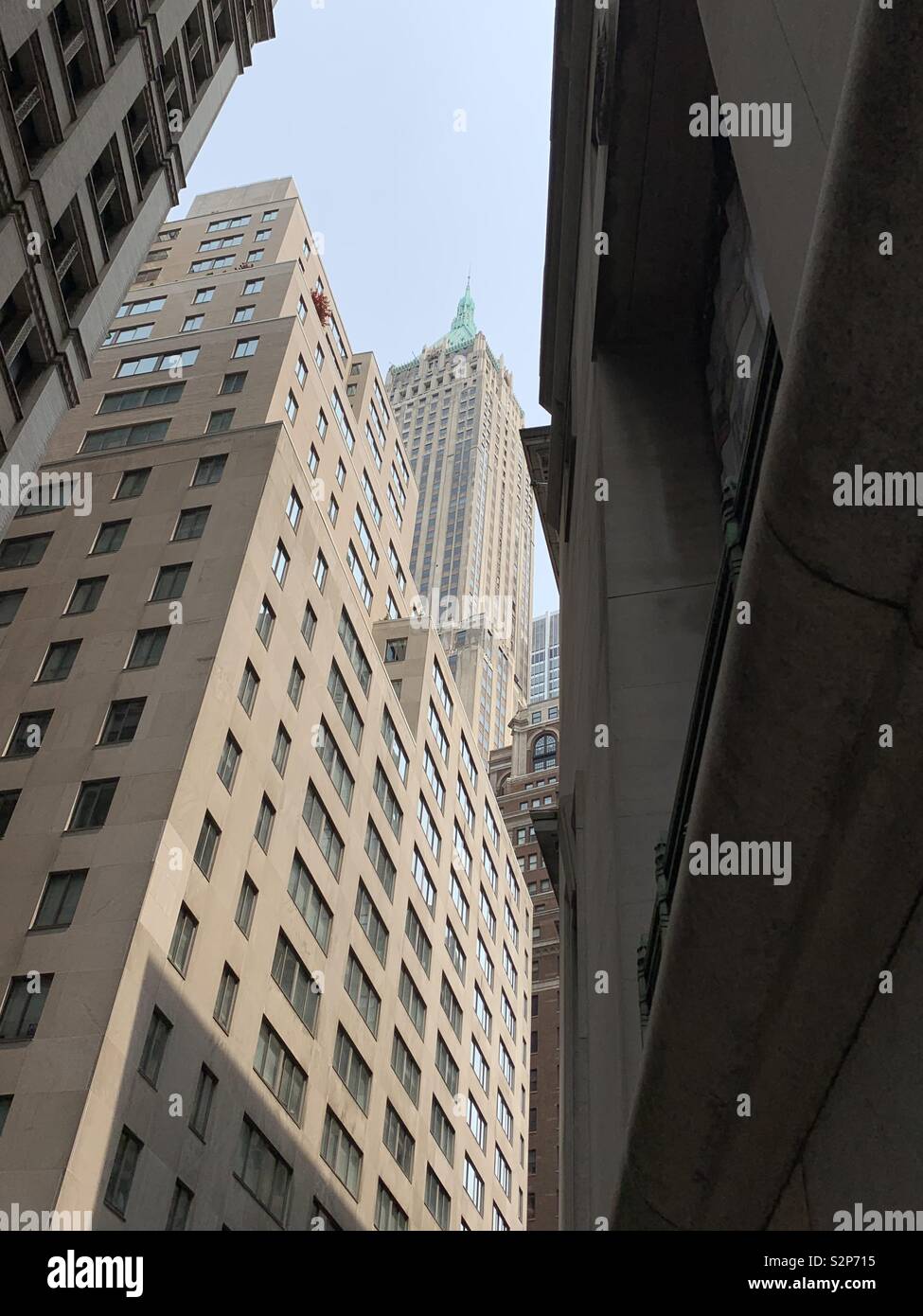 City angles hi-res stock photography and images - Alamy