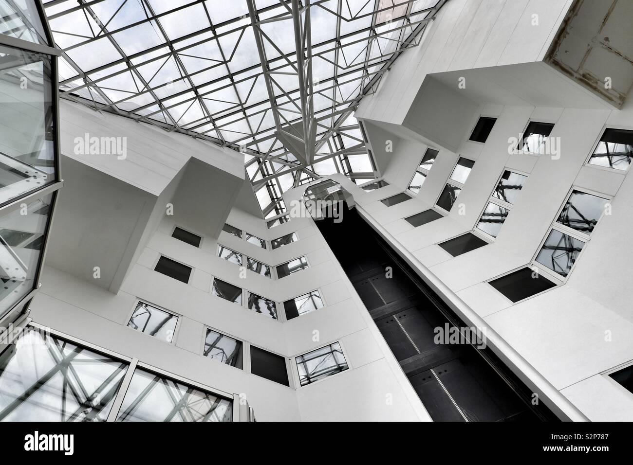 Hotel atrium hi-res stock photography and images - Alamy
