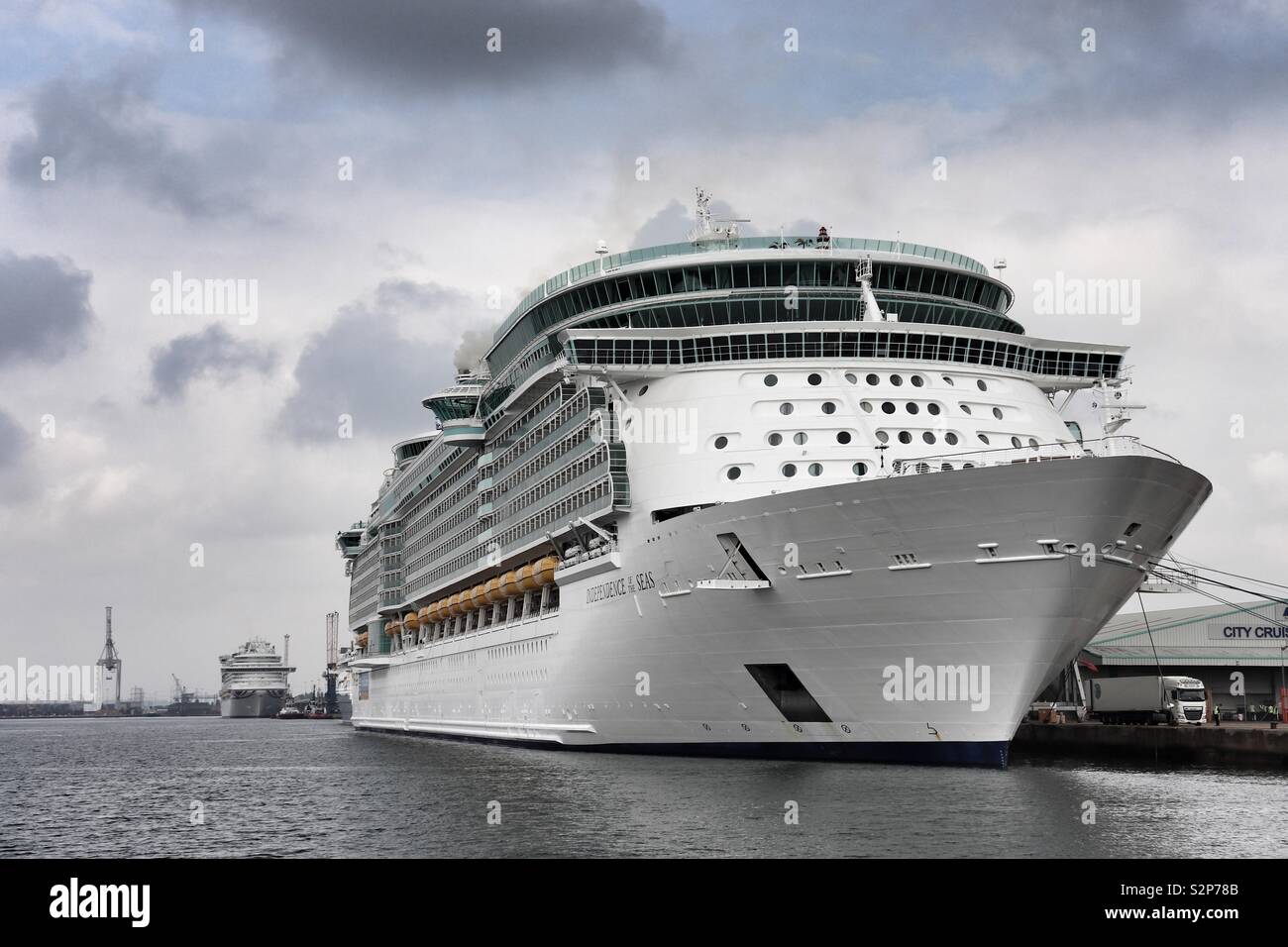 Ocean liners hi-res stock photography and images - Alamy