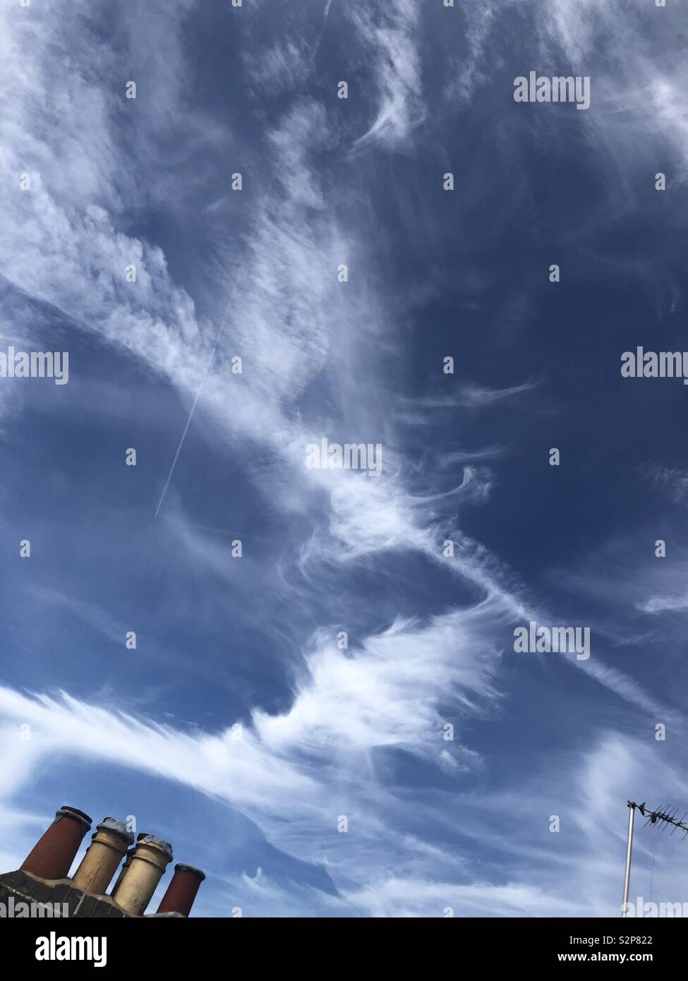 Sky london blue rooftop hi-res stock photography and images - Alamy