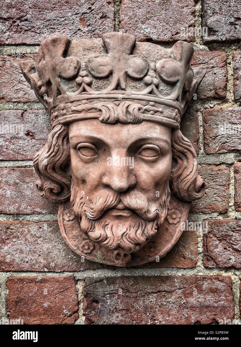 Carved stone head on wall hi-res stock photography and images - Alamy