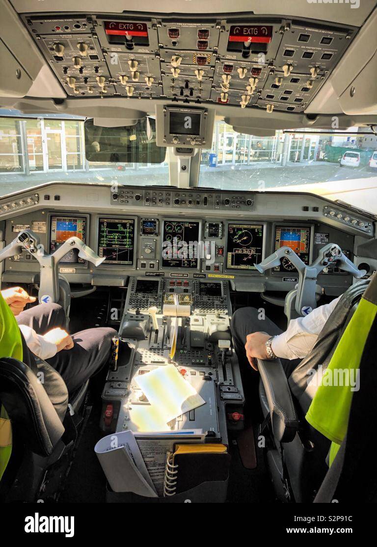 Cockpit staraliance lufthansa Stock Photo - Alamy