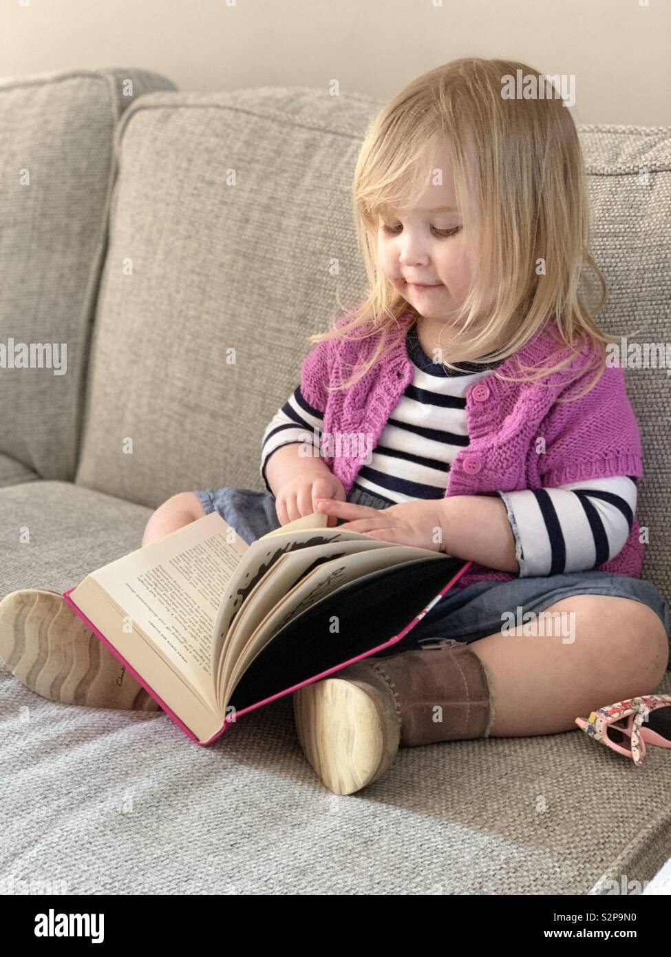Toddler looking at a book hi-res stock photography and images - Alamy