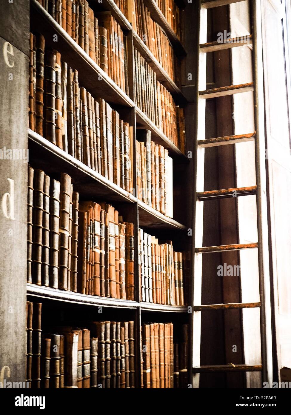 Old bookcase hi-res stock photography and images - Alamy