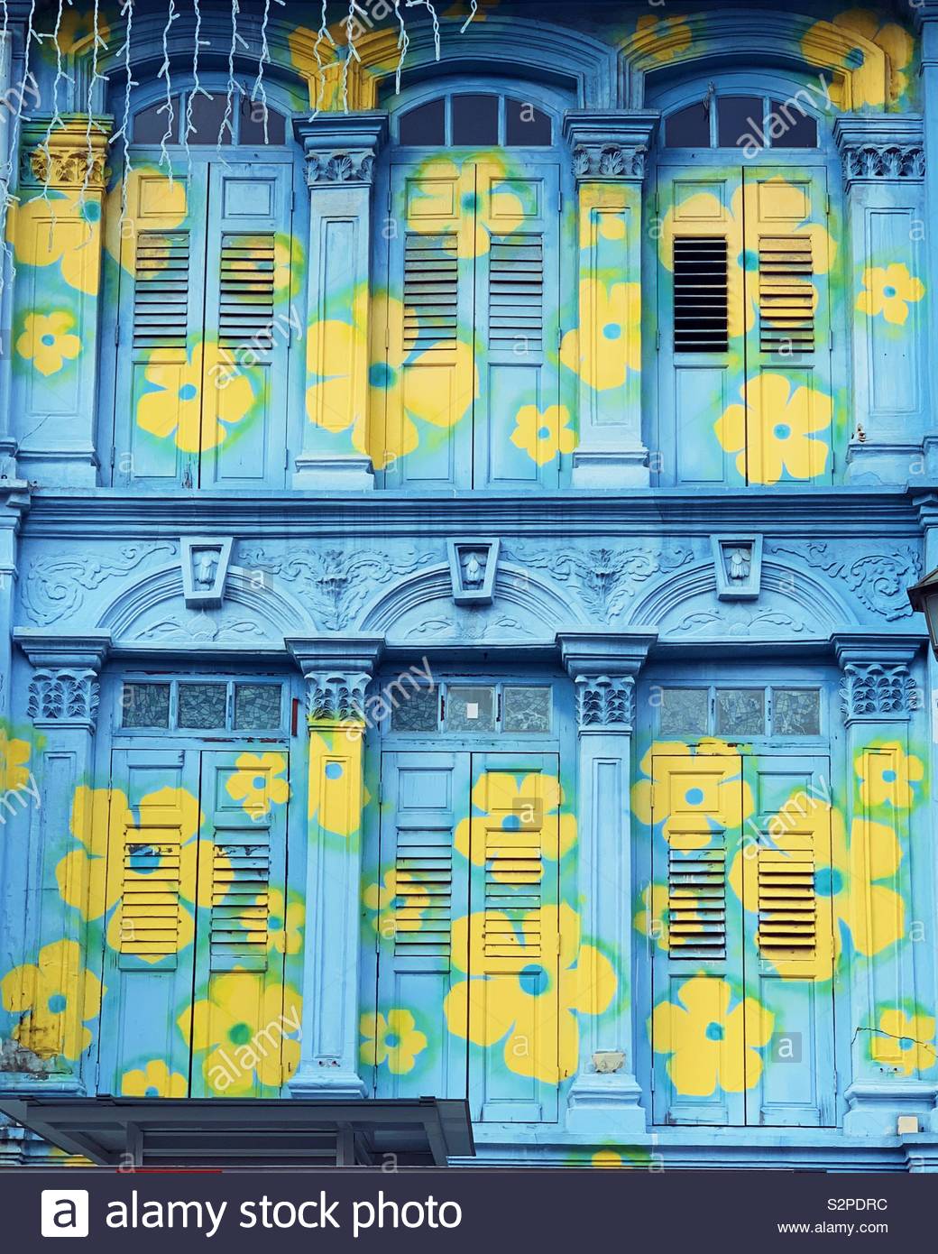 Blue building facade painted with yellow flowers in Chinatown Singapore ...