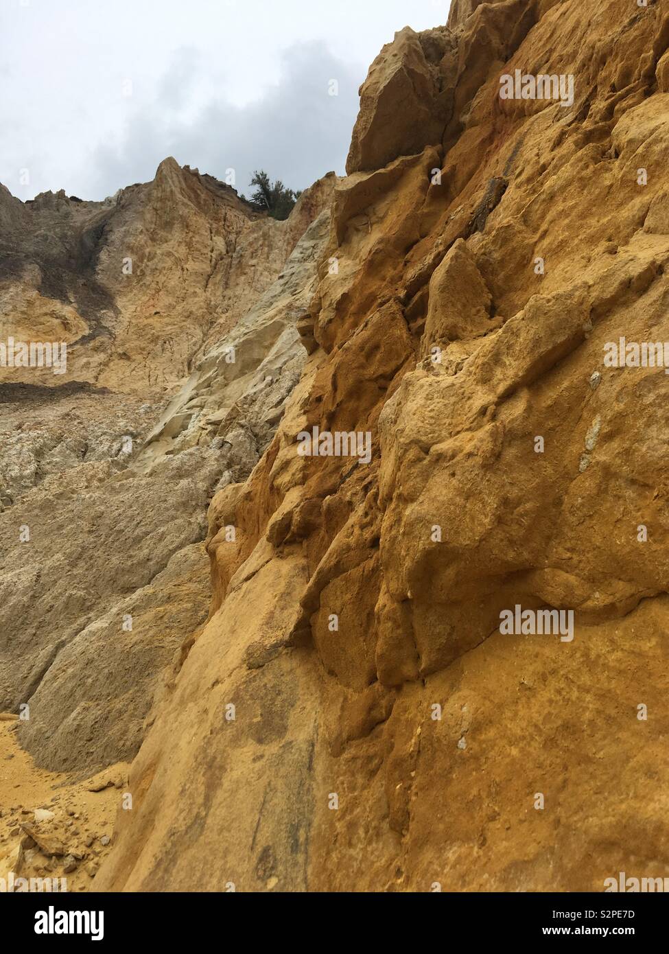 Bright yellow sand cliffs, Alum Bay Stock Photo - Alamy