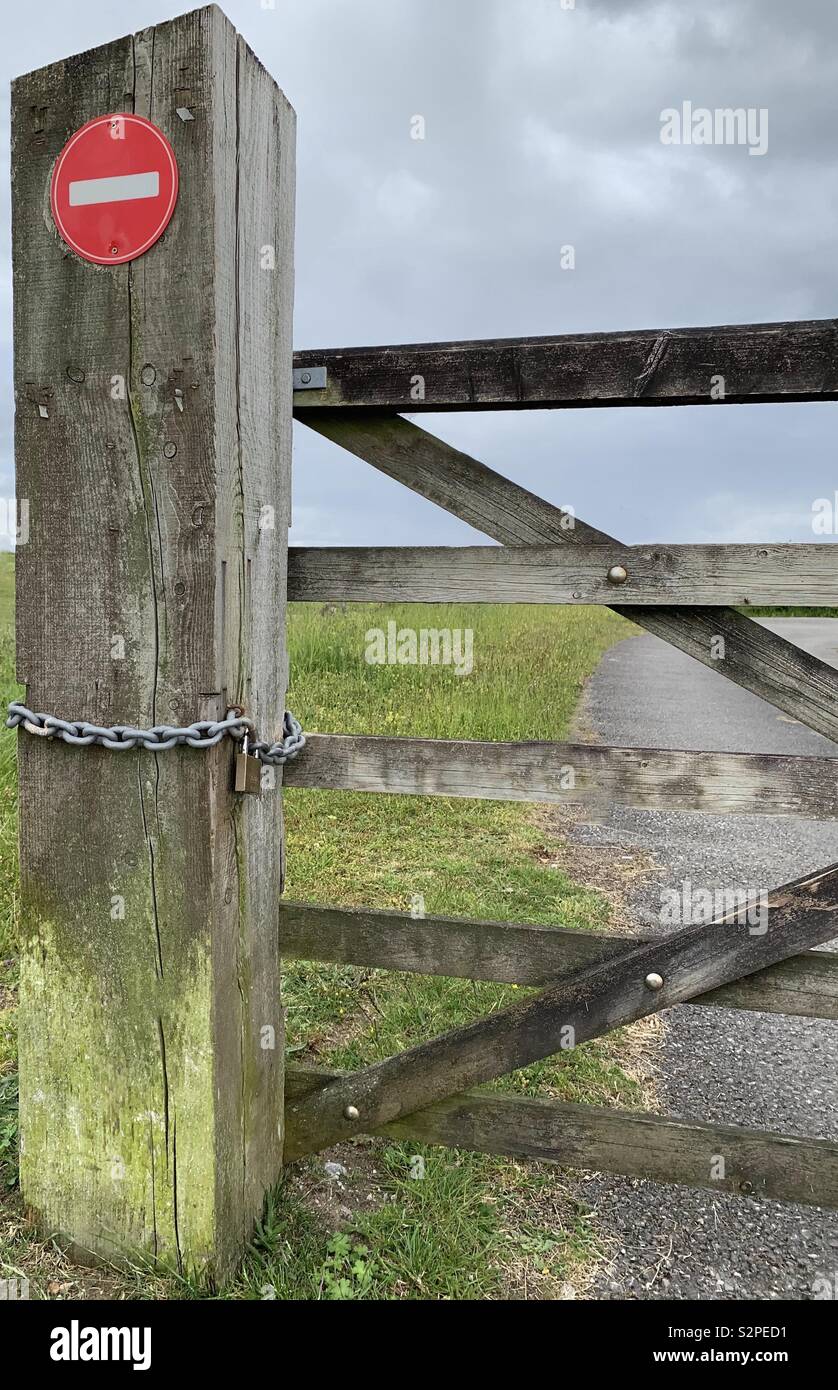 No entry sign chain hi-res stock photography and images - Alamy