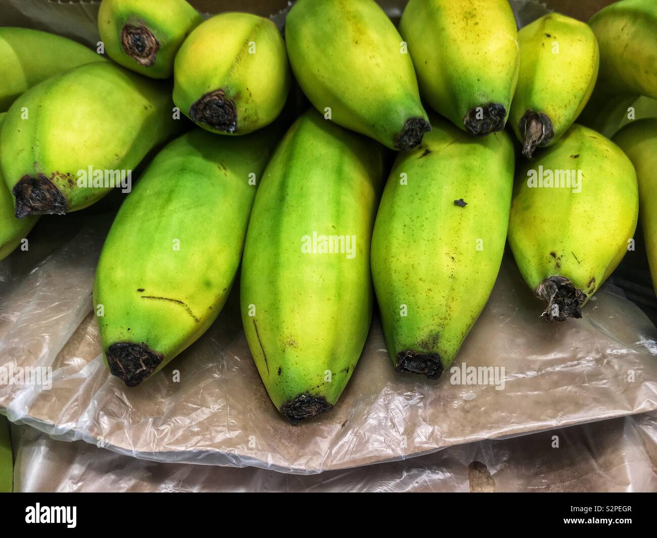 Box of bananas hi-res stock photography and images - Alamy