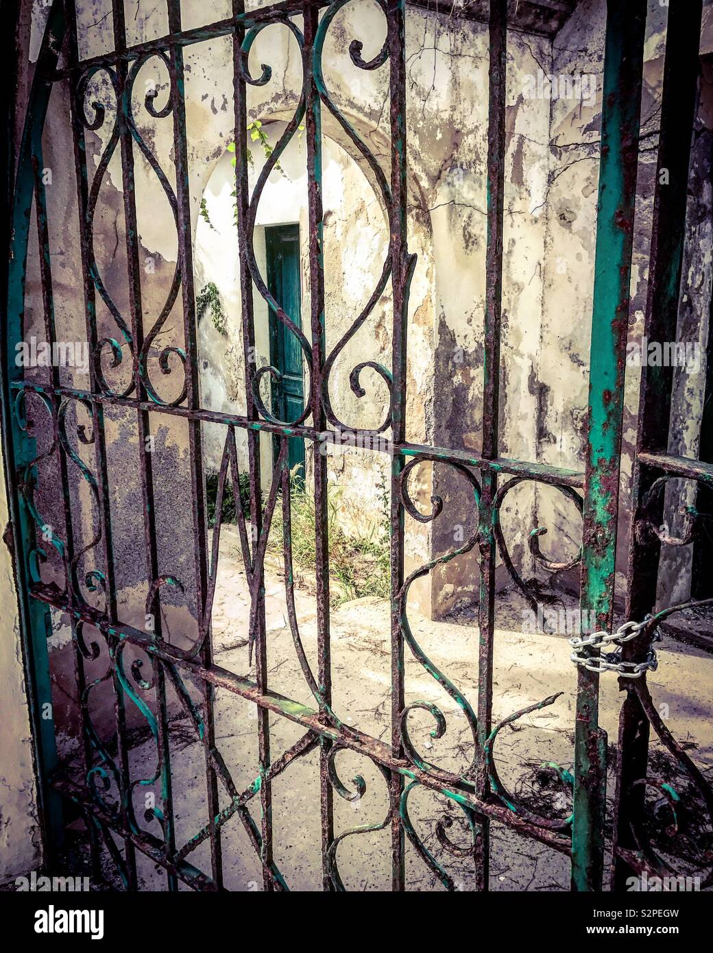 Locked iron gates hi-res stock photography and images - Alamy