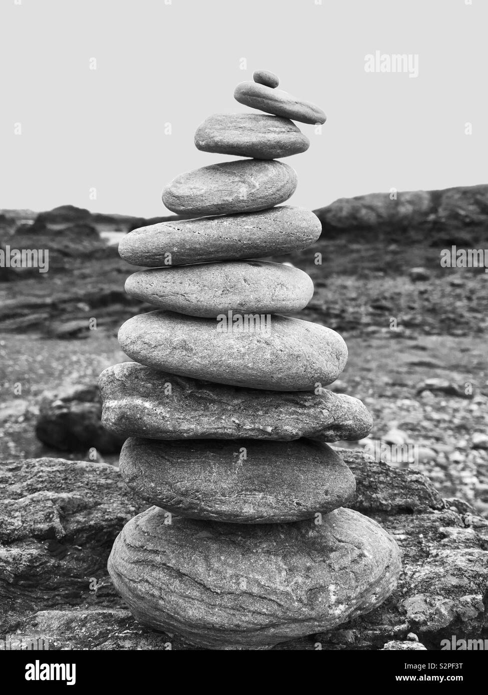 Pebble on beach black and white smartphone stock photos - Alamy