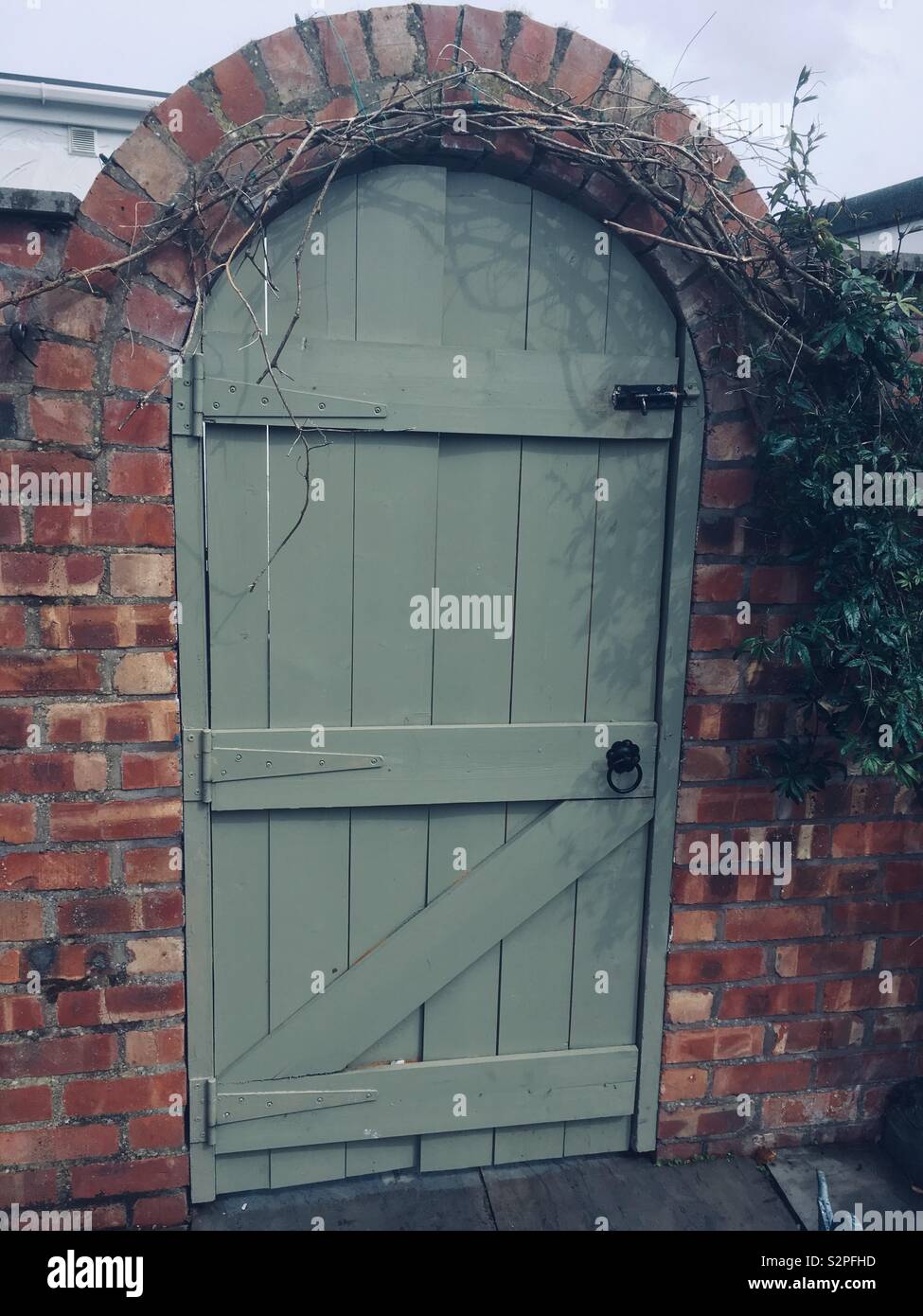 Garden gate arch hi-res stock photography and images - Alamy