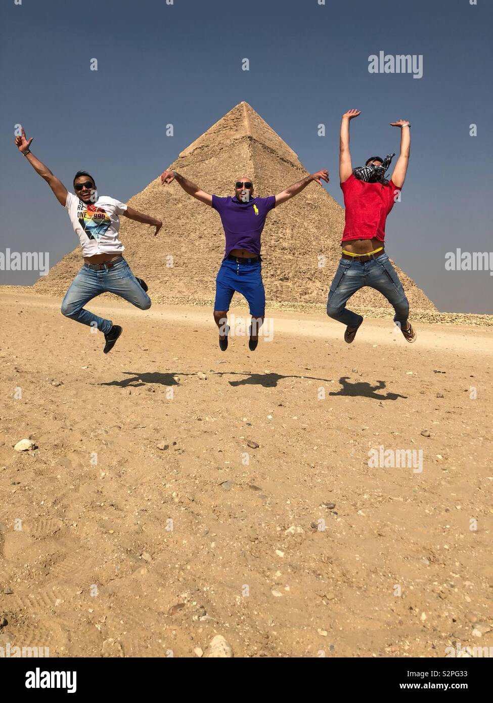 Egypt pyramids tourists not tourist hi-res stock photography and images ...