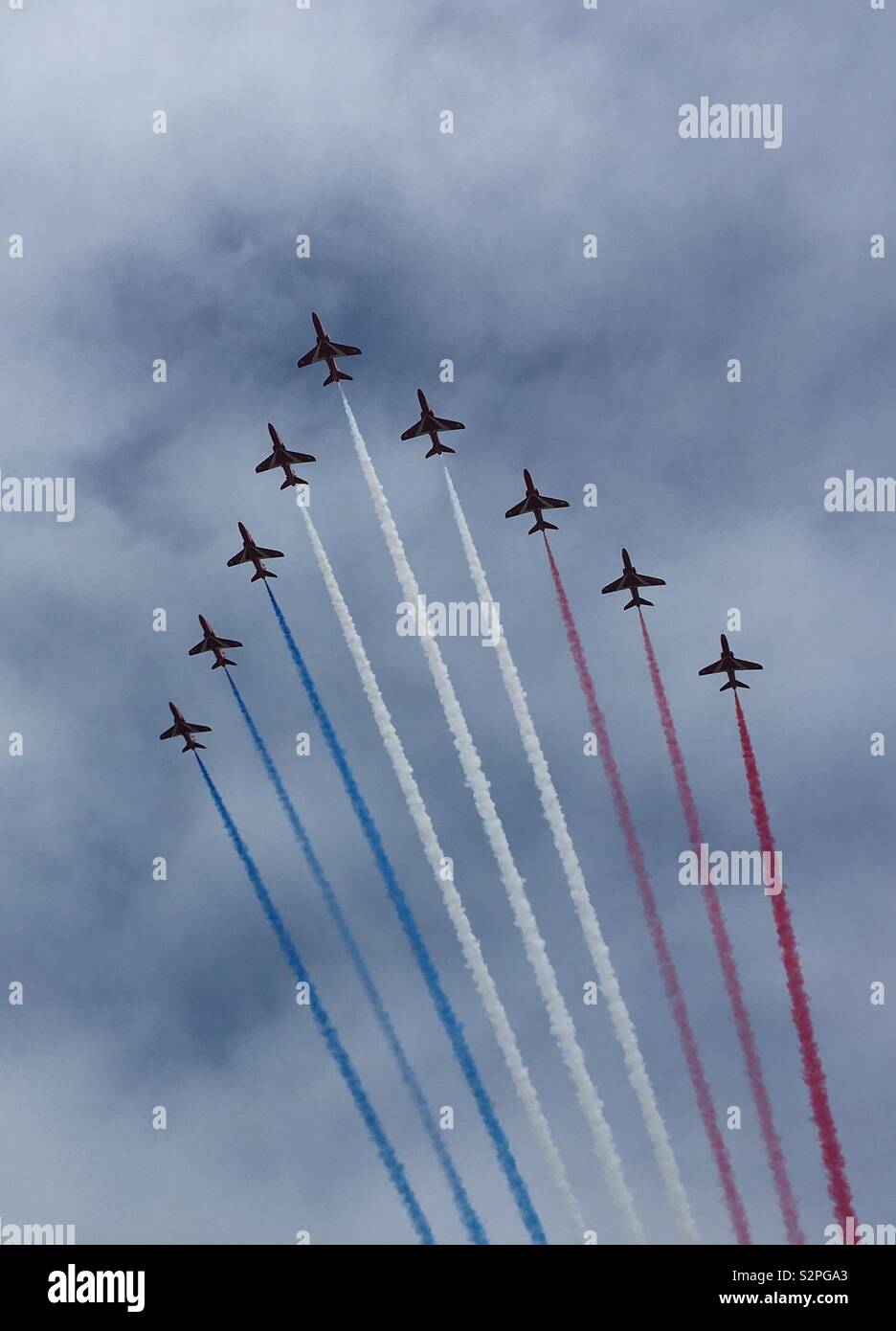 Red arrows fly past hi-res stock photography and images - Alamy