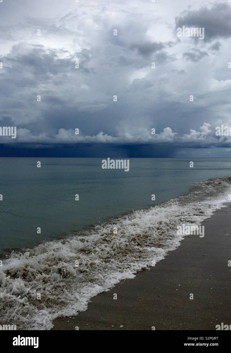 Overcast beach hi-res stock photography and images - Alamy
