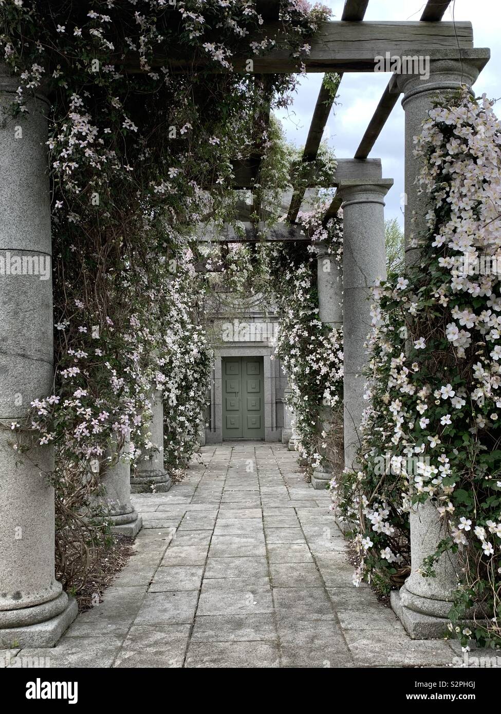 Garden corridor hi-res stock photography and images - Alamy