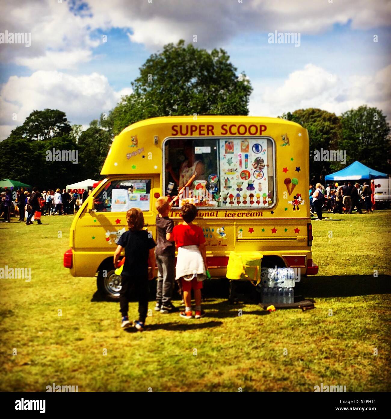 Retro ice cream van hi-res stock photography and images - Alamy