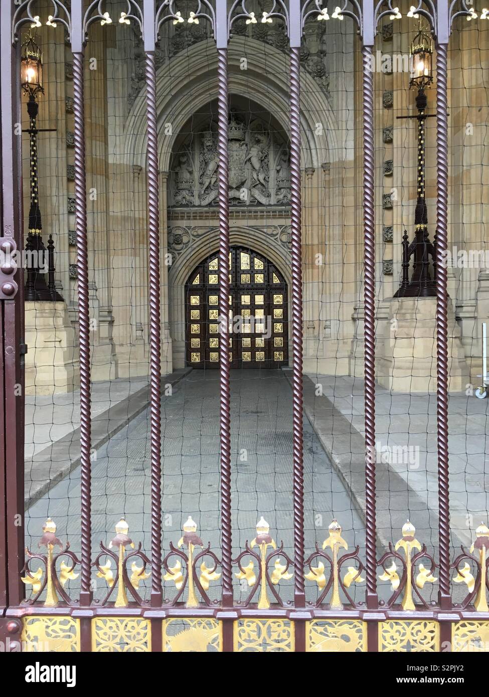 Urban architecture symmetry hi-res stock photography and images - Alamy