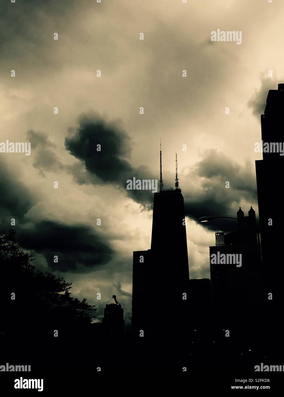 Dark skyline hi-res stock photography and images - Alamy