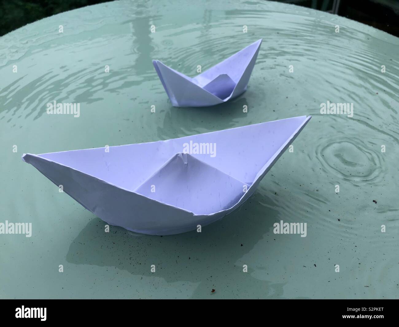 Paper boats hi-res stock photography and images - Alamy