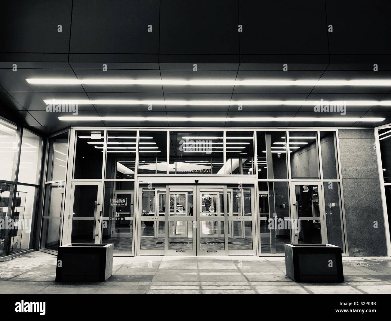 Mid century skyscraper hi-res stock photography and images - Alamy